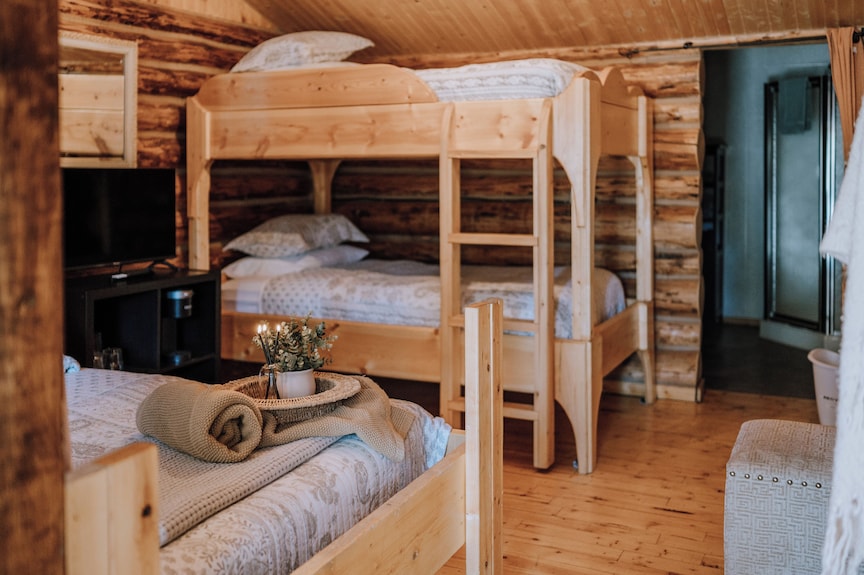 Spruce Cabin: Relax In The Mountains | Sleeps 4 - Alberta