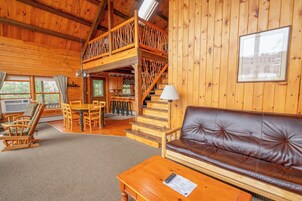 Cabana de Madeira Tradicional, 3 quartos, vista para a montanha | Sala de estar | Televisor de 42 polegadas com canais por cabo 