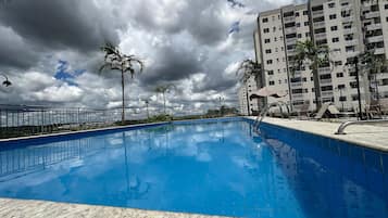 Piscina | 2 piscinas externas, funciona das 6h às 22h, guarda-sóis