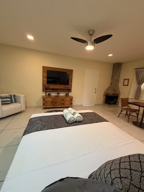 Quarto luxo, sacada, vista para o jardim | Individualmente decorados, roupa de cama