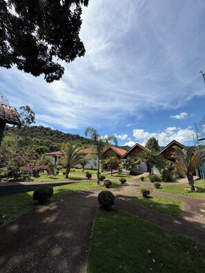 Quarto básico, sacada, vista para o jardim | Individualmente decorados, roupa de cama