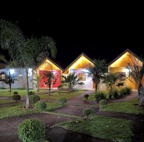 Quarto básico, sacada, vista para o jardim | Área da propriedade