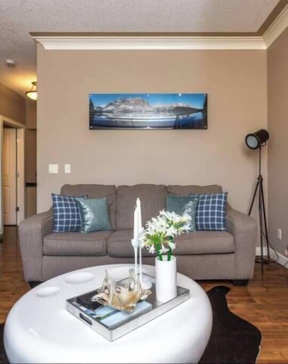 Cozy & Luxurious Ridge Home - Pet Friendly - Cochrane