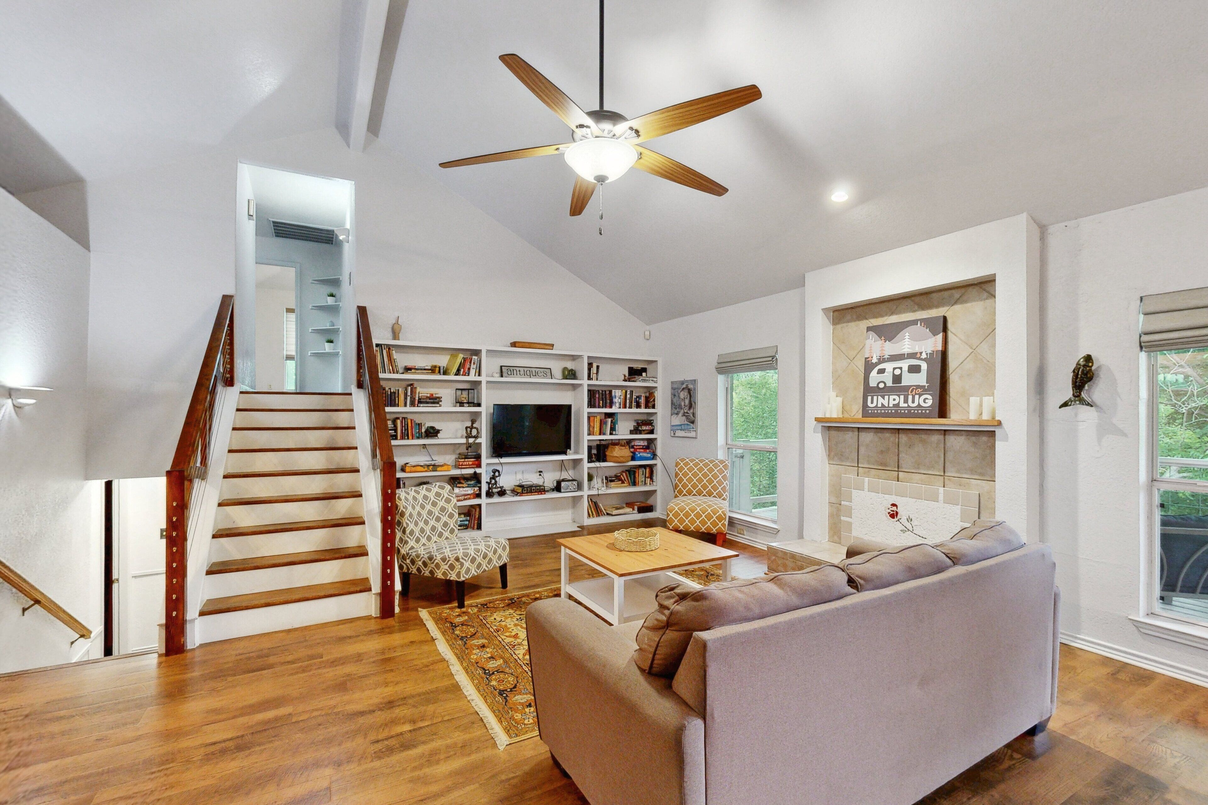 Riverfront Retreat W/ Wraparound Deck, Movie Room, Firepit - Seguin