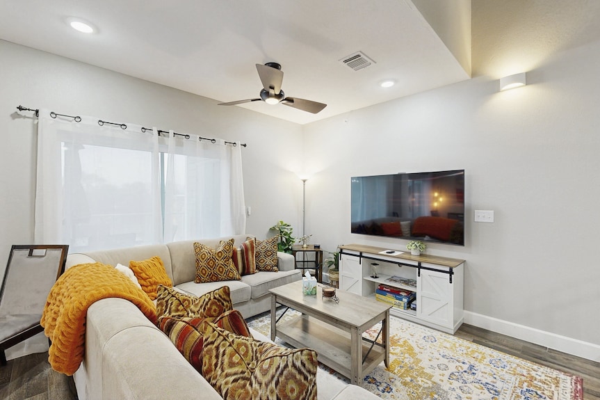 Premier Brand New Build Penthouse Condo On The Guadalupe River Near Gruene - 新布朗費爾斯