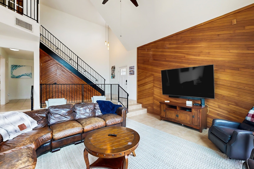 Idyllic Waterfront Getaway With Private Hot Tub & Deck Views - Near Golf - Seguin, TX