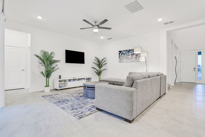 Dog-friendly Home With A Heated Pool, Pool Spa, In-home Theater, Lanai, & Patio - Orlando International Airport (MCO)