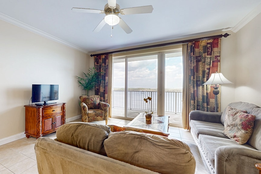Inviting Lakefront Condo Near Attractions With Lake View, Ac, Pool & Hot Tub - Orlando