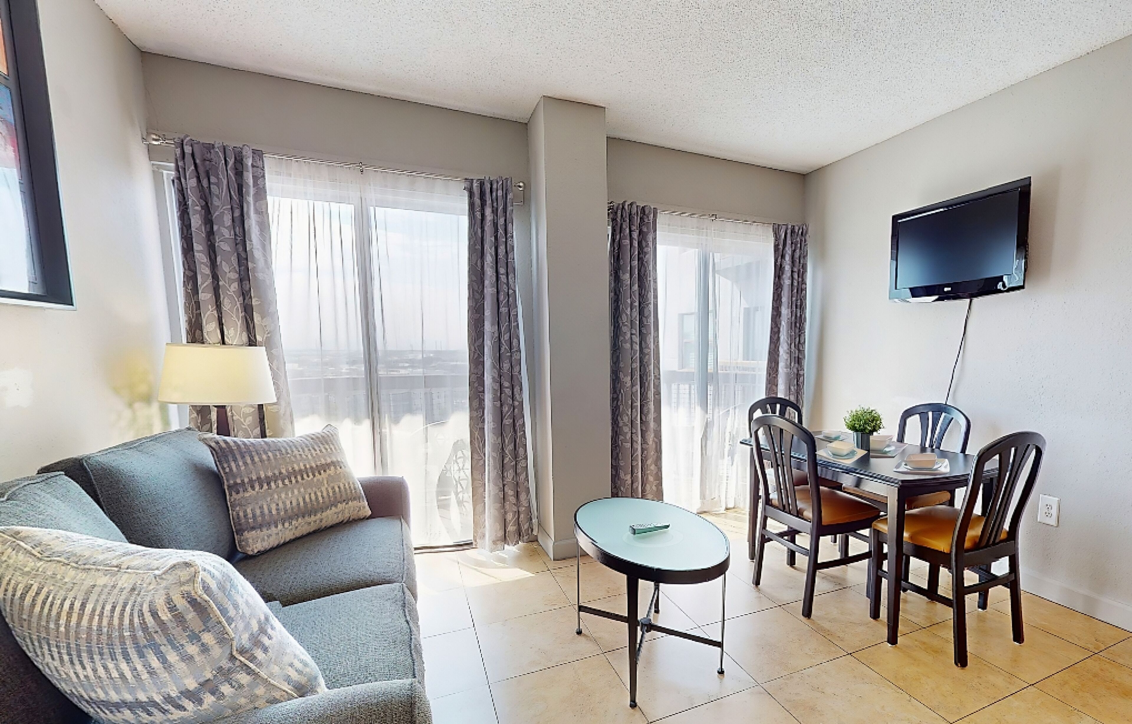 Spacious Condo With A Kitchenette, Ac, Pools, Hot Tubs, Tennis, & Gym - Orlando, FL