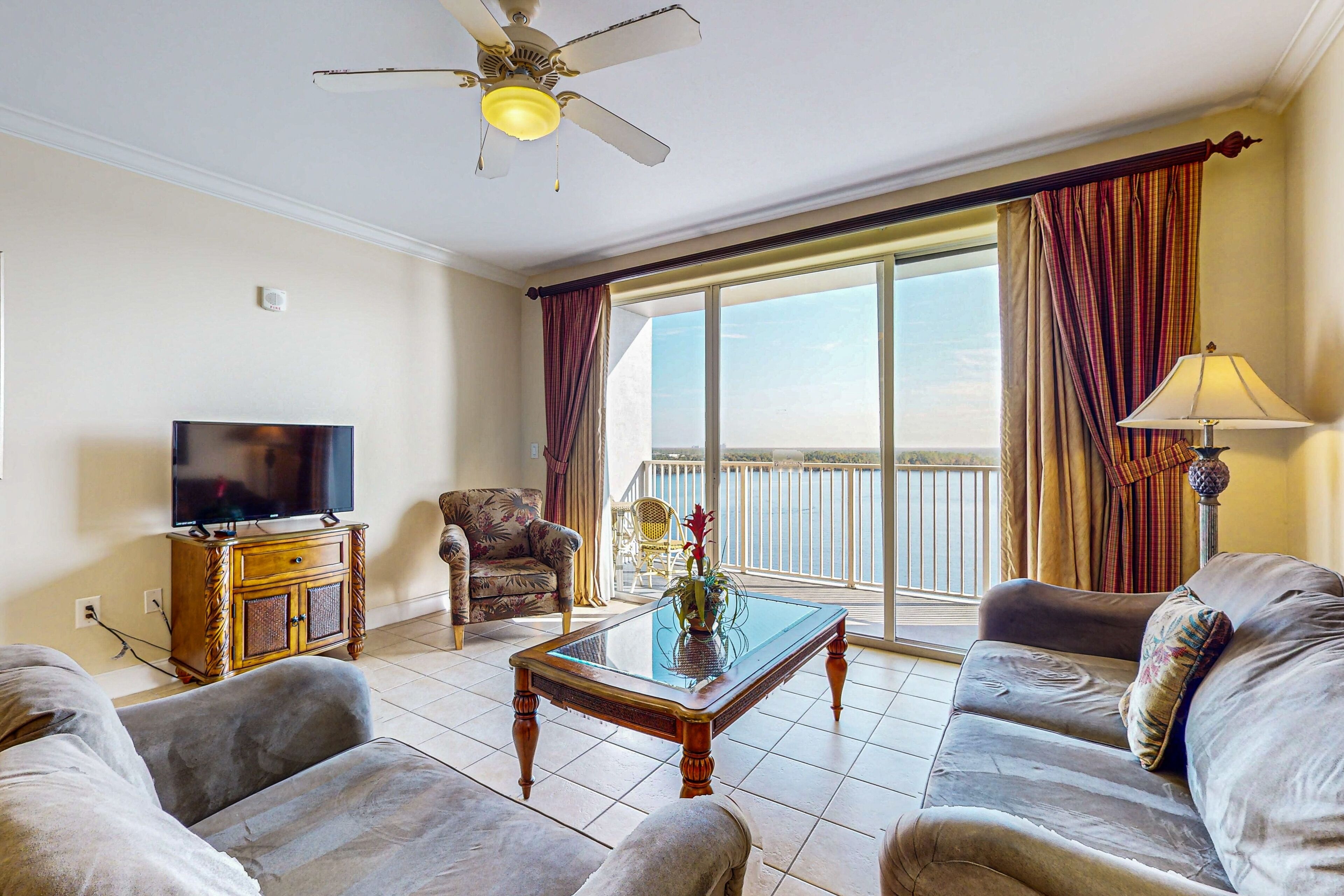 Lakefront Condo With Lake View, Kitchen, Gym, Pool & Hot Tub Near Attractions - Lake Buena Vista, FL