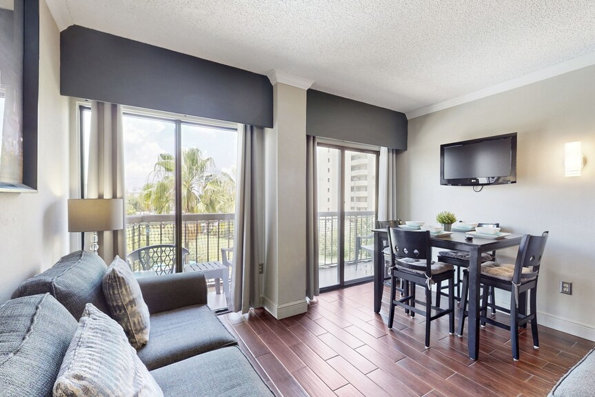 Spacious Condo With A Kitchenette, Ac, Pools, Tennis, & Gym - Orlando