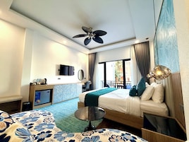 Quarto casal luxo, sacada, vista para a piscina | Cofres nos quartos, escrivaninha, cortinas blackout, Wi-Fi de cortesia