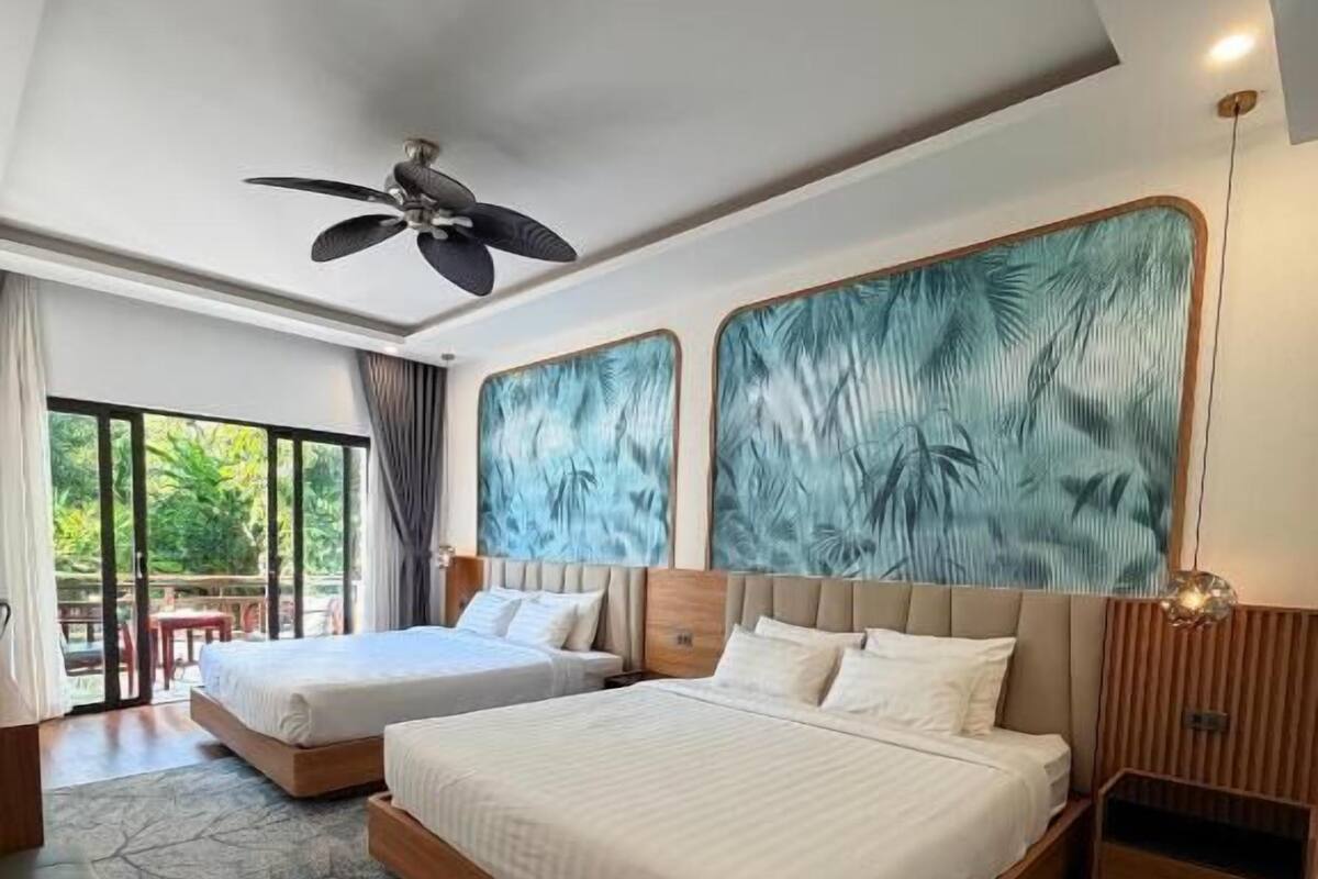 Quarto Familiar, varanda, vista para o jardim | Cofre no quarto, secretária, cortinas/cortinados opacos, Wi-fi grátis