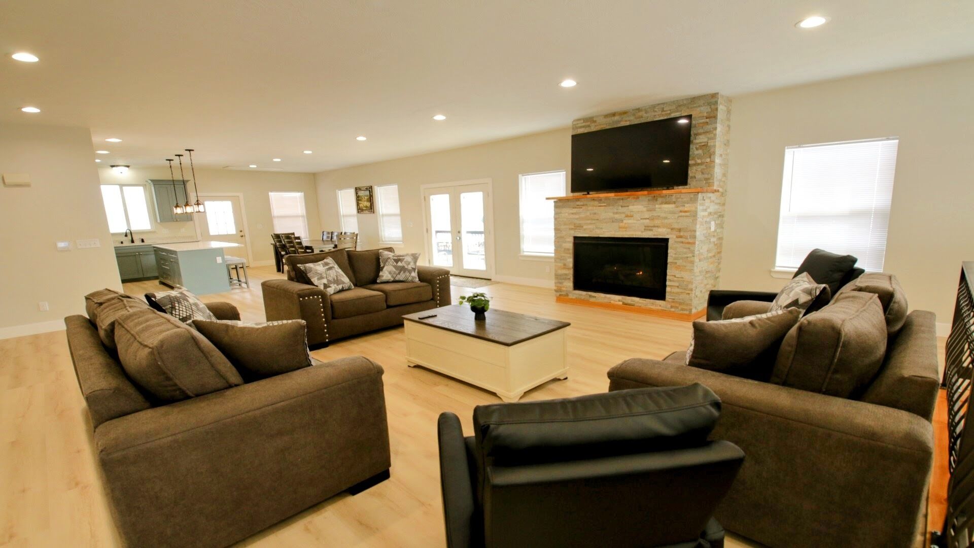 New Mountain Estate With Dual Living Spaces | 32 Guests | Perfect For Reunions - Bear Lake