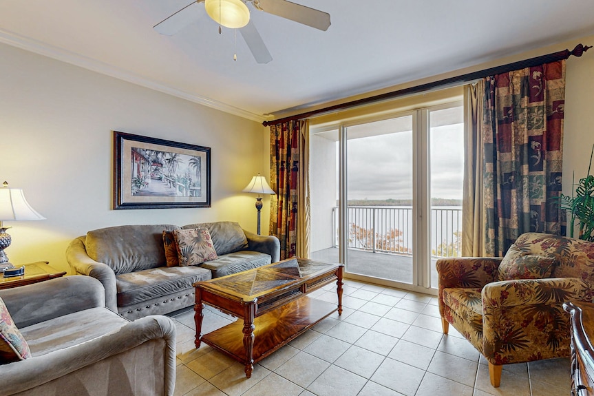 Relaxing Lakefront Condo Near Attractions With Ac, Hot Tub, Pool & Lake View - Lake Buena Vista, FL