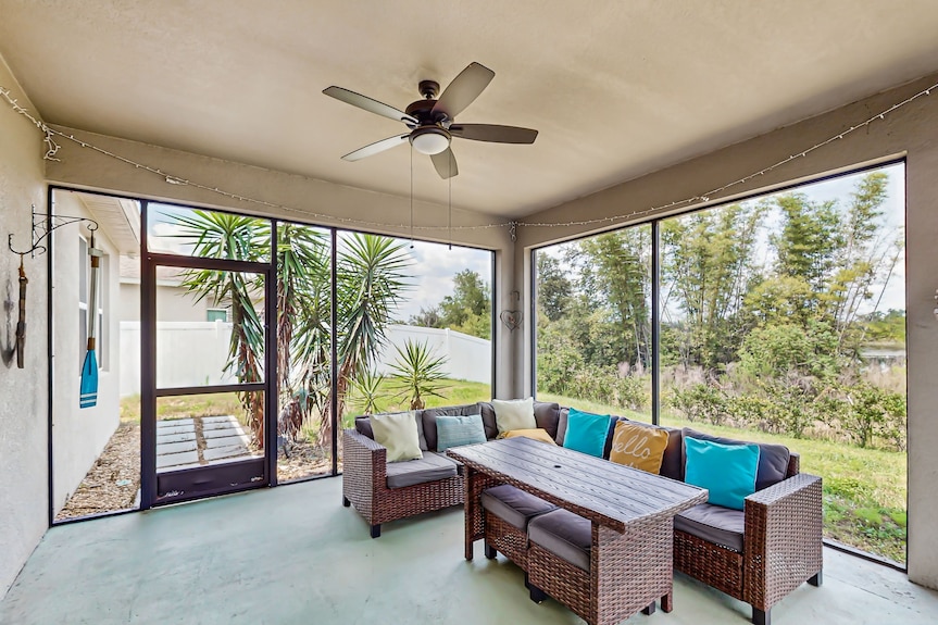 Dog-friendly Ground-floor Home In Gated Community W/lake Views & Enclosed Patio - 達文波特