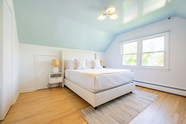 Cozy Cottage With Fire Pit - Connecticut