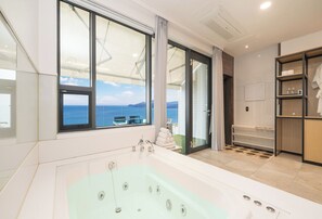 Quarto Duplo Deluxe, 1 cama de casal, varanda, vista para o mar | Casa de banho