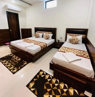 Quarto triplo superluxo | Camas com colchões pillow-top, escrivaninha