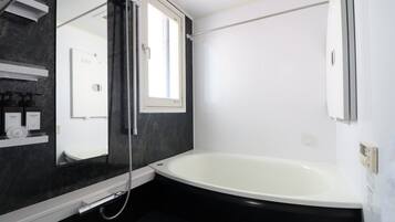 Apartamento | Casa de banho | Um secador de cabelo, um bidé, toalhas fornecidas, champô