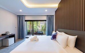 Quarto casal luxo, vista para a piscina | Cofres nos quartos, quartos à prova de som