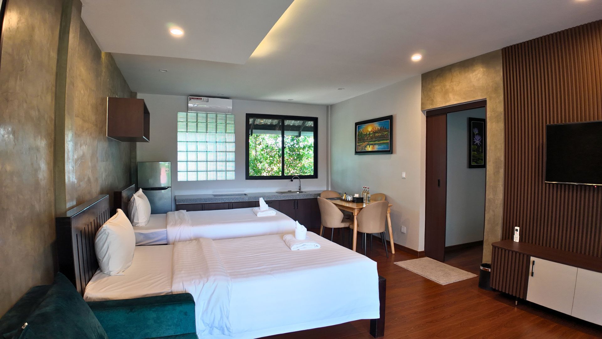 Quarto triplo família, vista para a piscina | Cofres nos quartos, individualmente decorados
