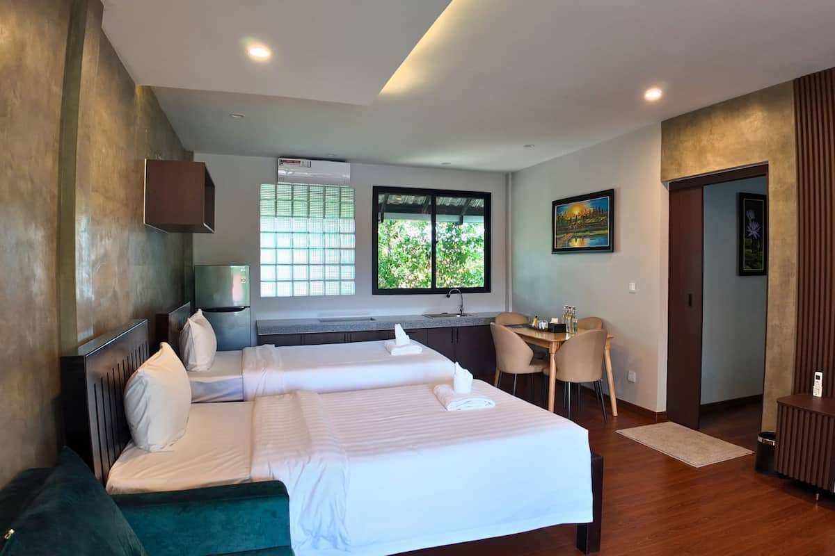 Quarto triplo família, vista para a piscina | Cofres nos quartos, individualmente decorados