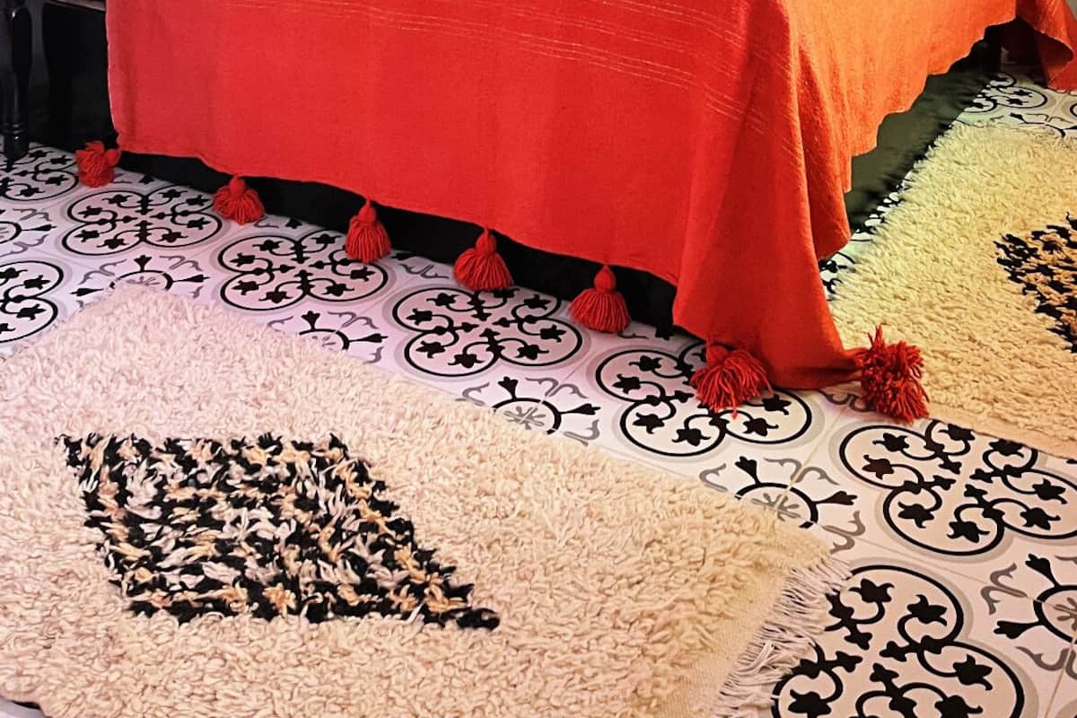 Quarto casal luxo, 1 cama King, banheiro privativo, vista para a piscina | Wi-Fi de cortesia