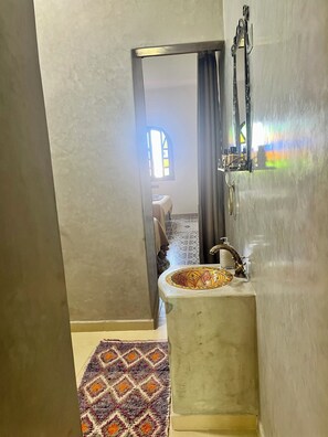 Quarto família, 2 quartos, banheiro privativo, vista para a piscina | Banheiro