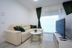 Apartamento, varanda, Vista para a cidade | Sala de estar