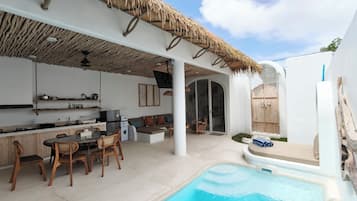 Villa, 2 quartos, pátio, vista para a piscina | Piscina | Piscina exterior