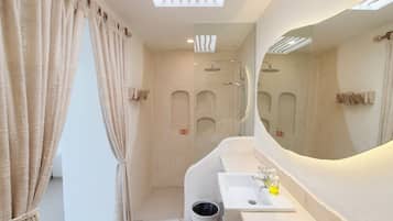 Villa, 2 quartos, pátio, vista para a piscina | Casa de banho | Um polibã, toalhas fornecidas, sabão, champô