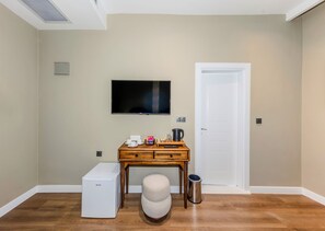 Deluxe Triple Balkonlu Oda | Lençóis de algodão egípcio, roupa de alta qualidade, edredões de penas 