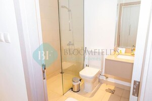 Apartamento, varanda, vista para o parque | Casa de banho