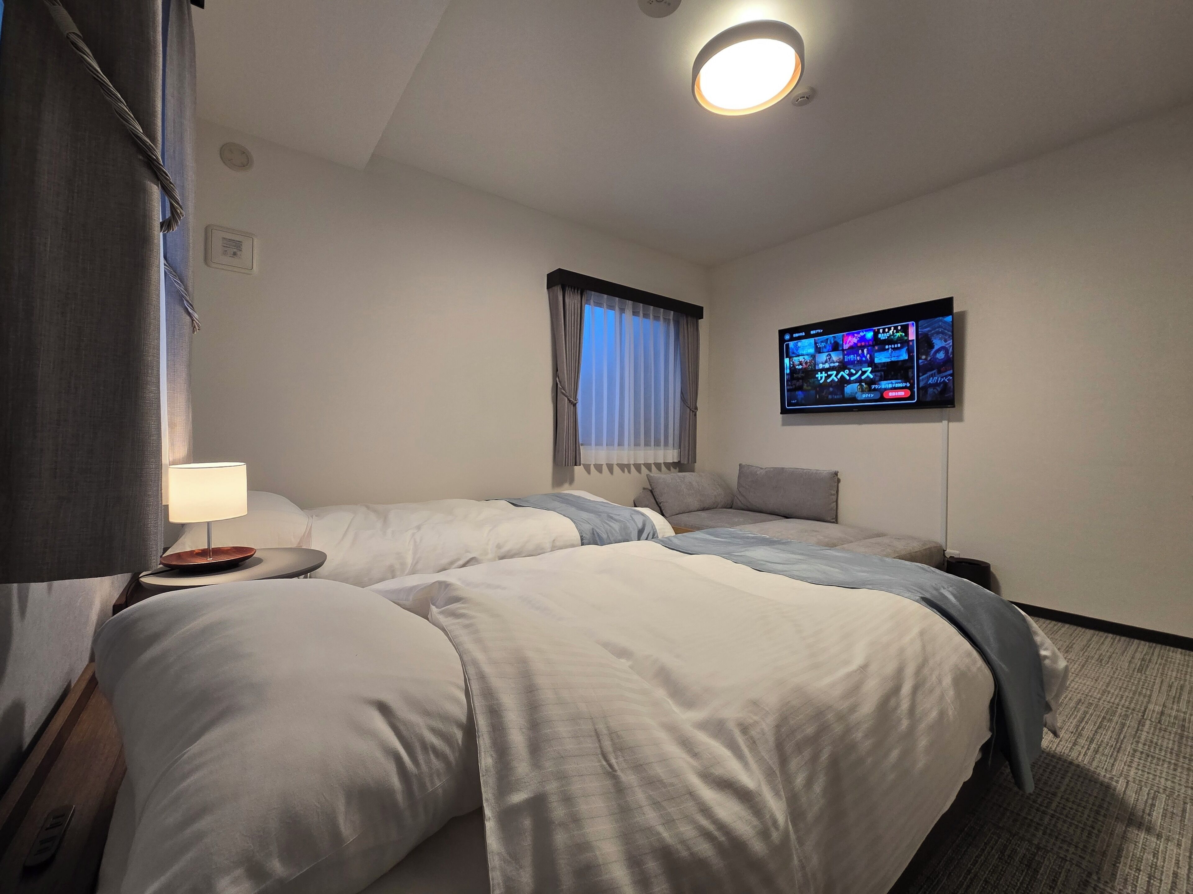 Quarto triplo luxo, várias camas, banheiro privativo, vista para a cidade | Escrivaninha, Wi-Fi de cortesia