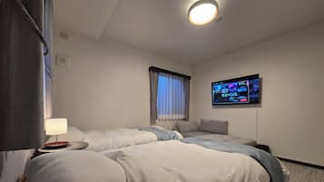 Quarto triplo luxo, várias camas, banheiro privativo, vista para a cidade | Escrivaninha, Wi-Fi de cortesia