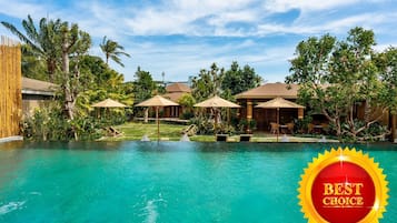 Piscina externa, guarda-sóis, espreguiçadeiras