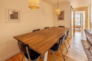 Apartamento standard | Área de estar | TV de tela plana 32 polegadas com canais a cabo