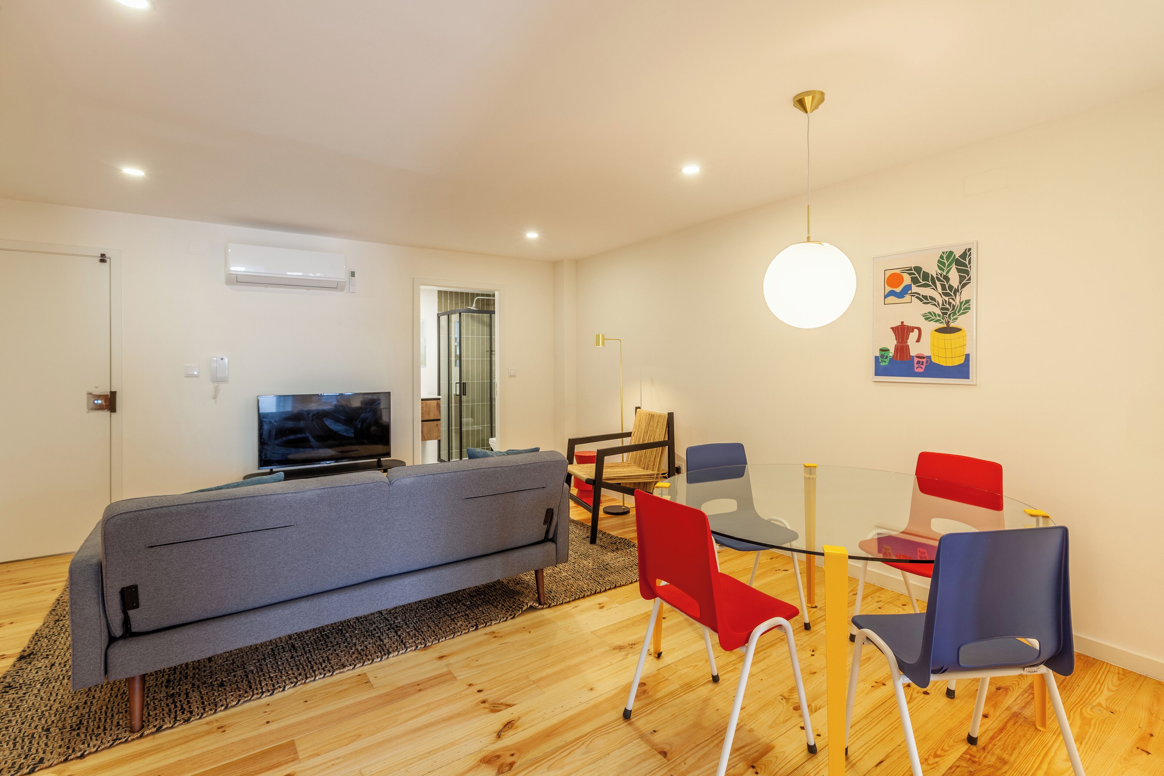 Apartamento, 1 quarto | Sala de estar | Televisor de ecrã plano de 32 polegadas com canais por cabo 