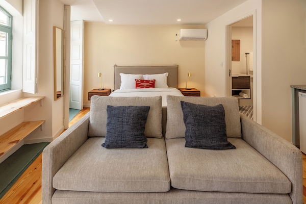 Estúdio | Sala de estar | Televisor de ecrã plano de 32 polegadas com canais por cabo