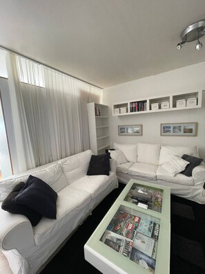 Apartamento, vários quartos, varanda | Sala