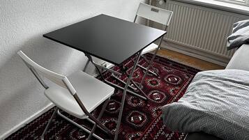 Apartamento, vários quartos, varanda | Restaurantes