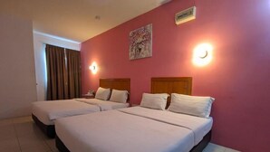 Quarto de hotel com duas camas, um quadro na parede e uma janela com cortinas.