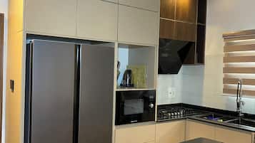 Apartamento, 3 quartos, varanda | Cozinha privada | Um micro-ondas, um forno, uma placa de cozinha, utensílios de cozinha