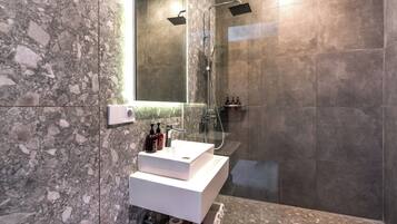 Vila, 2 quartos, piscina particular | Banheiro | Chuveiro, produtos de toalete grátis, secador de cabelo