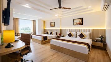 Quarto quádruplo família, 1 quarto | Espaço de trabalho para notebook, Wi-Fi de cortesia, roupa de cama