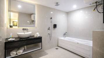 Quarto Quádruplo Familiar, 1 quarto | Casa de banho | Artigos de higiene pessoal grátis, toalhas fornecidas, sabão, champô