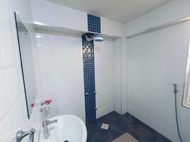 Apartamento standard, 3 quartos, para não fumantes, sacada | Banheiro | Chinelos, toalhas de banho, sabonete, papel higiênico
