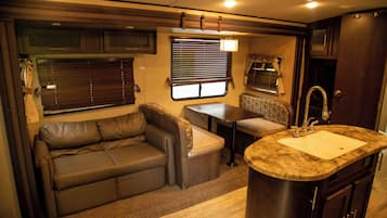 Casa Móvel Clássica | Sala de estar | Smart TV de 32 polegadas com canais digitais