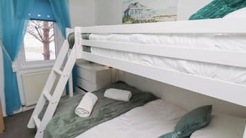 2 quartos, com decoração personalizada, com mobília individualizada